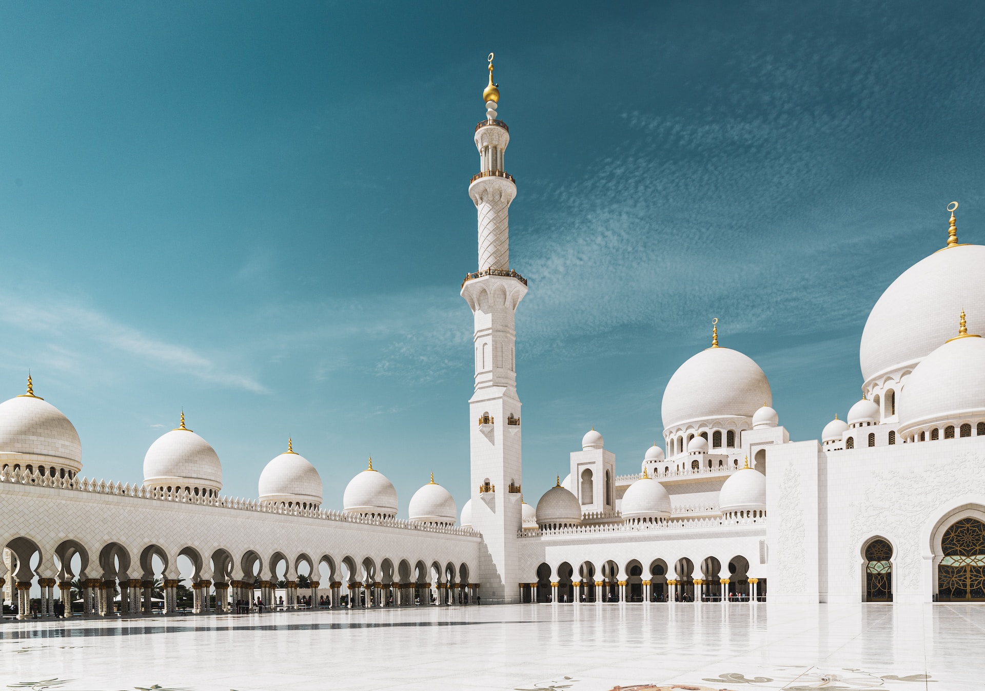 Dubai's Majestic Mosques: A Journey Through Spiritual Architecture